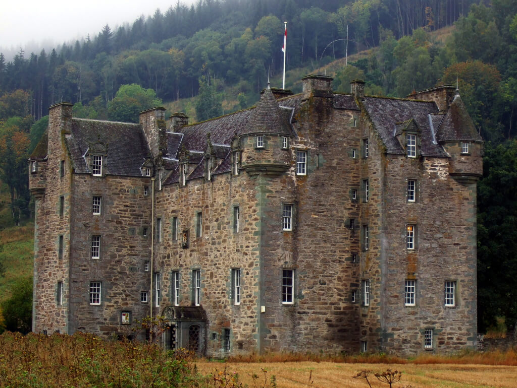 Clan Menzies Through the Ages: Roots, Tartan and Legacy