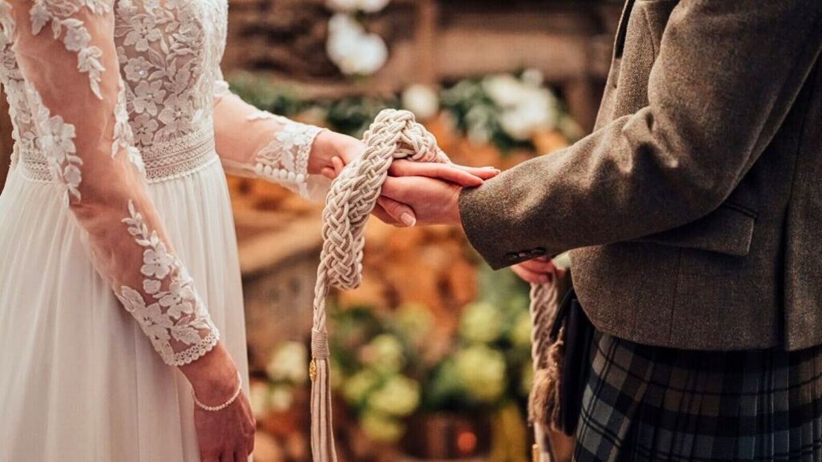 15 Meaningful Scottish Wedding Traditions for Your Ceremony