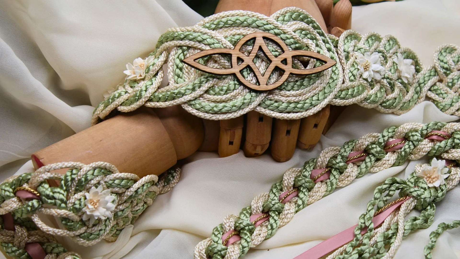 16 Iconic Scottish Symbols for Love and Their Meanings